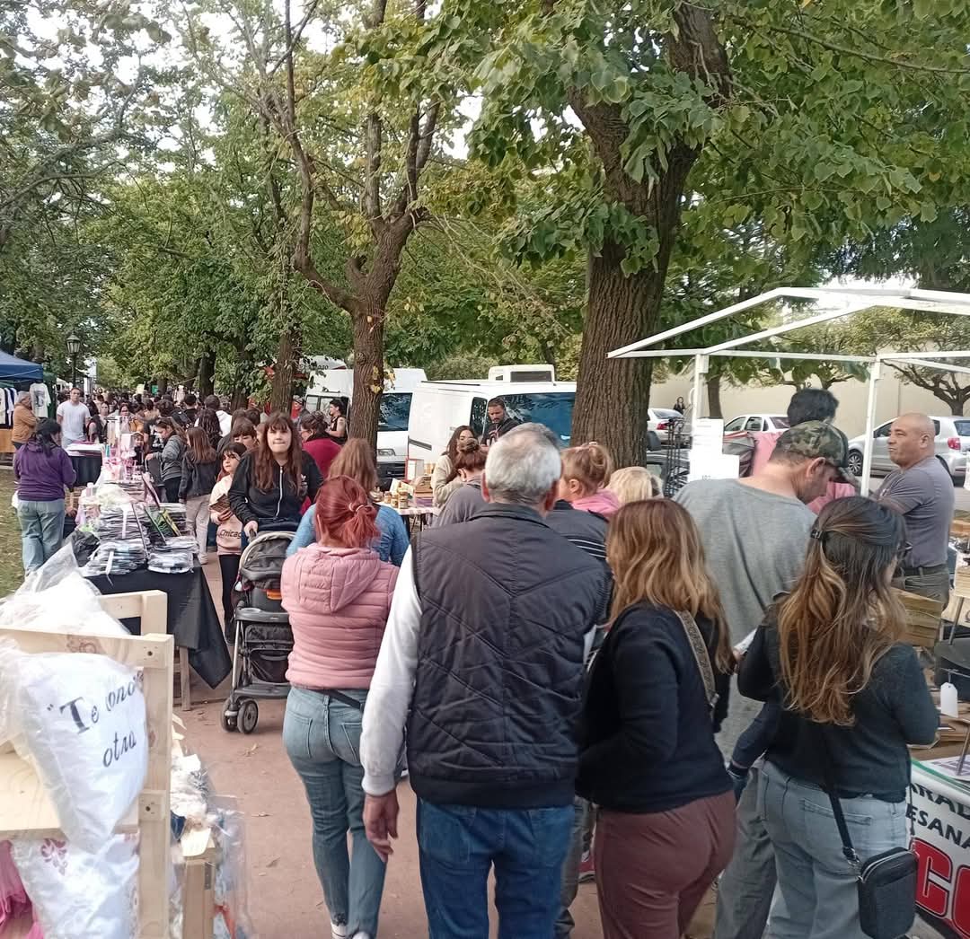 Feria Bio y Básquet en la Plaza 25 de Mayo – Sector Vivo